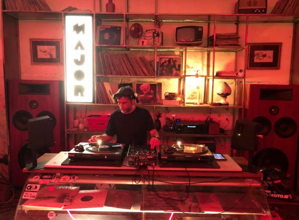 Rodrigo Cury, DJ e aficionado pela cultura do vinil, retorna a cabine ...
